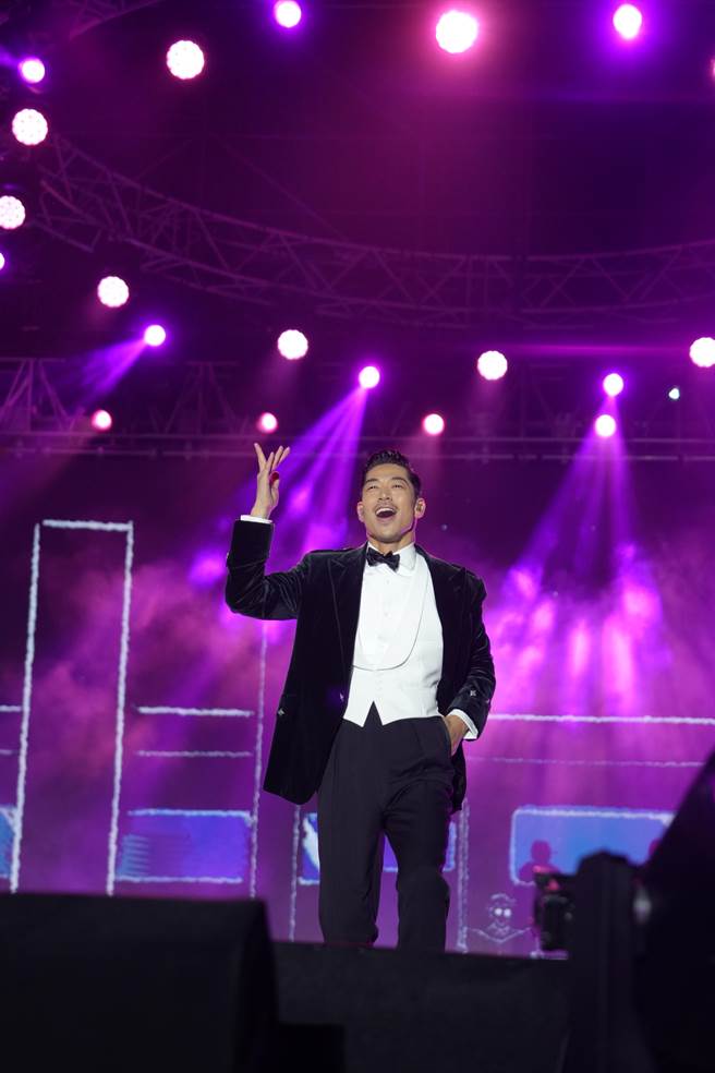 AKIRA黑色西裝帥彈吉他唱開場 9字曝新手爸「真實心聲」 - 娛樂 - 中時