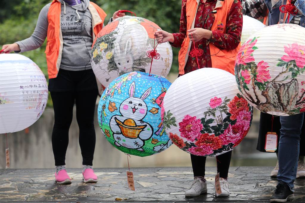 用鏡頭看台灣》大手牽小手新北DIY 「彩繪燈籠·幸福兔U」 - 生活 - 中時