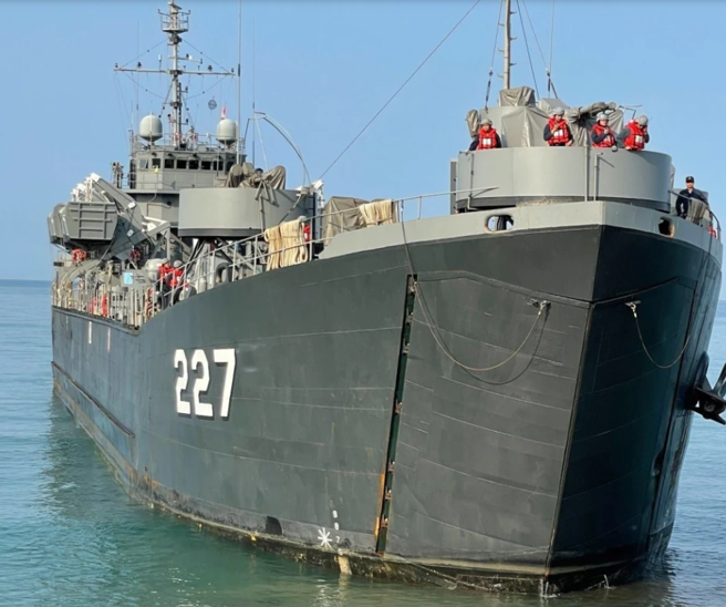 蘇花中斷 海軍出動「戰車登陸艦」 花蓮港待命 - 生活 - 中時新聞網