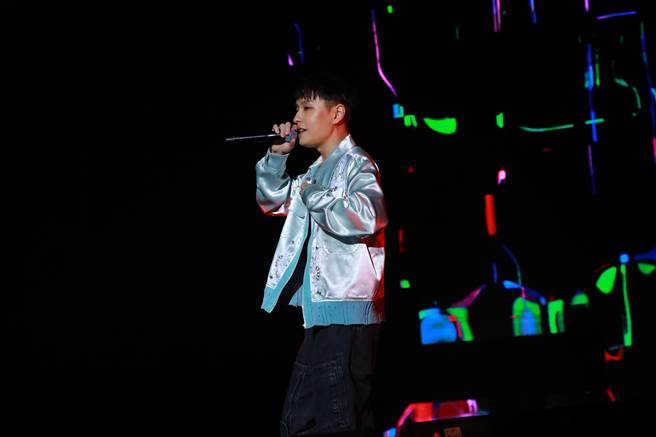 台下粉絲狂丟胸罩！Simon D新北開唱嗨喊「我來找老婆」 - 娛樂 - 中時