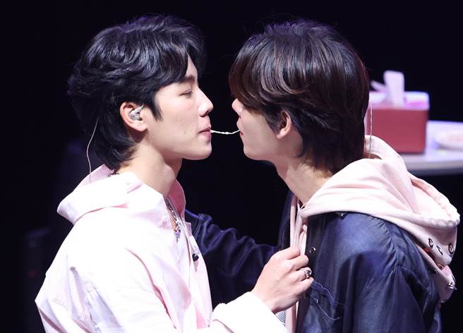 Yin、War見面會狂撒糖 嘴對嘴零距離吃鱈魚香絲粉絲嗨翻 - 娛樂 - 中時