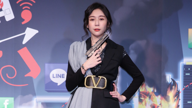 Albee曬火辣起床照！網驚見胸口「草莓痕跡」認了：上個月被吻 - 娛樂 - 中時新聞網