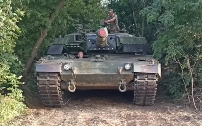 怕痛就再加防禦 烏克蘭士兵為豹2坦克外掛裝甲 - 軍事 - 中時新聞網