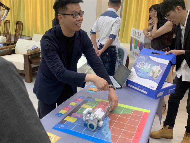官產合作推AI教育 用「PINBO」機器人讓學生邊玩邊學 - 科技 - 中時