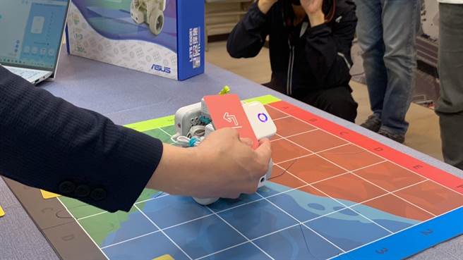 官產合作推AI教育 用「PINBO」機器人讓學生邊玩邊學 - 科技 - 中時