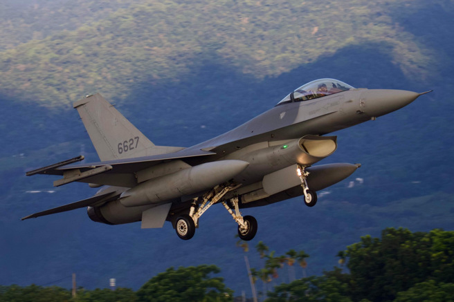 戰機衝場、運輸機降落豐年機場 民眾爭睹 - 政治 - 中央社