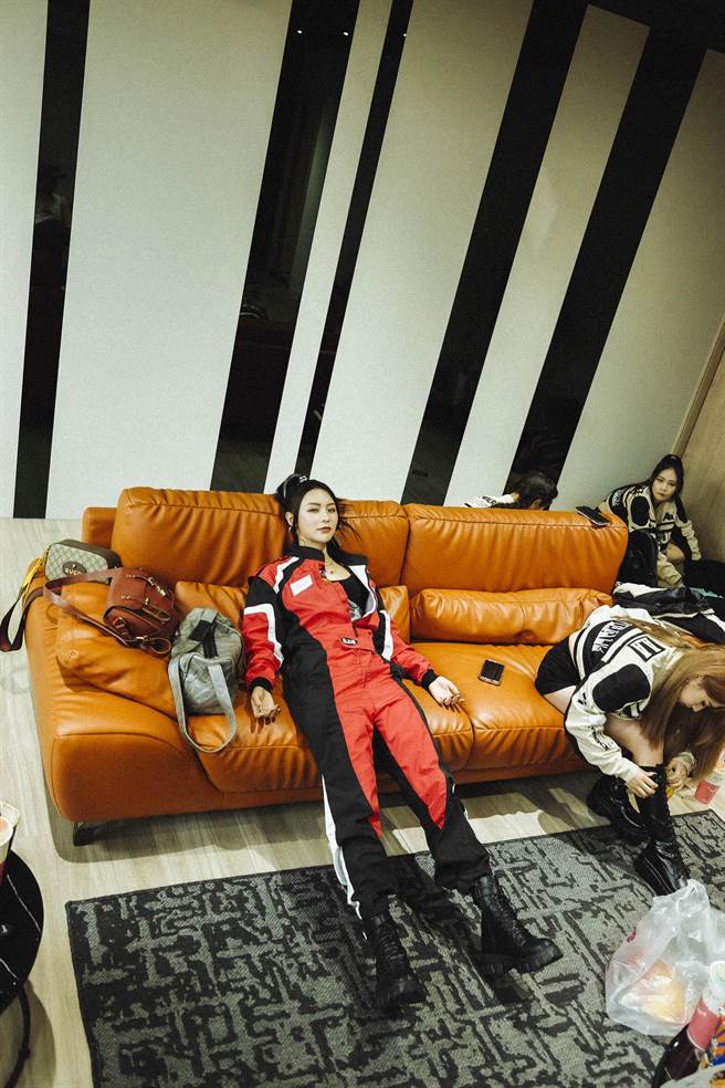 Elkie拍MV幸运巧遇韩哥、吴建豪 40度高温热到中暑摊倒 - 娱乐 - 中时