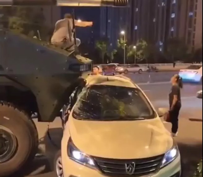 大陸最新款輪式輕坦克VN22B 公路上與小汽車相撞 - 軍事 - 中時新聞網