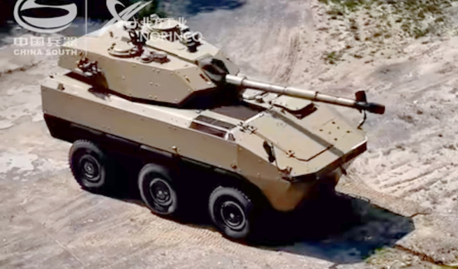 大陸最新款輪式輕坦克VN22B 公路上與小汽車相撞 - 軍事 - 中時新聞網