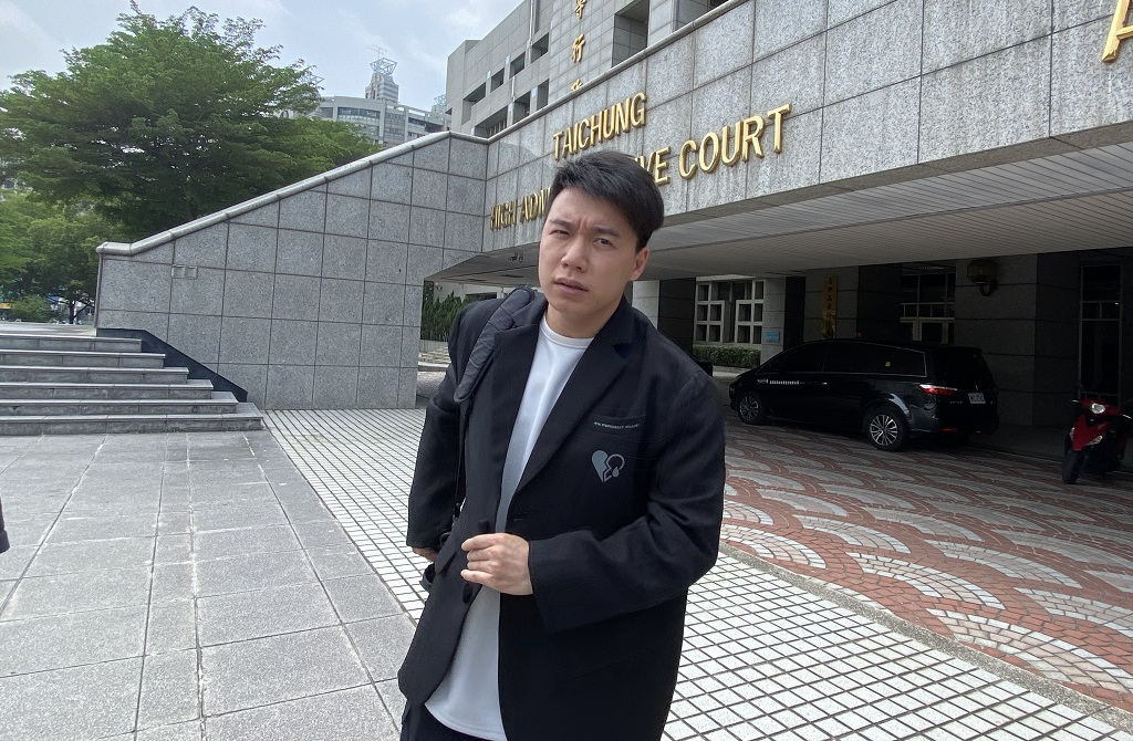 Toyz直播「下跪磕頭」道歉湧6萬人朝聖：希望你可以原諒我 - Yahoo奇摩汽車機車