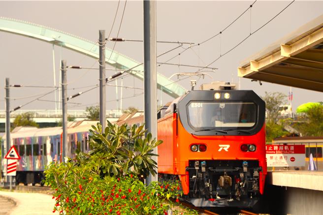 全台首輛「E500」駛進潮州機廠 預計明年5月營運牽引這些車 - 生活 - 中時