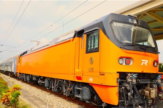 全台首輛「E500」駛進潮州機廠 預計明年5月營運牽引這些車 - 生活 - 中時
