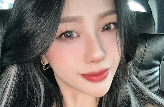 御姐強尼頒獎穿這樣 胸前布料太少渾圓曲線全走光 - 娛樂 - 觸mii