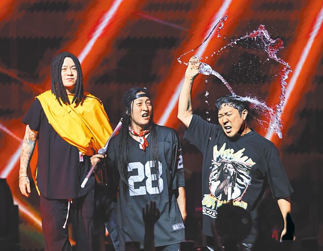 Haha來台快閃開唱 自淋溼身狂喊我愛你 - 娛樂新聞 - 中國時報