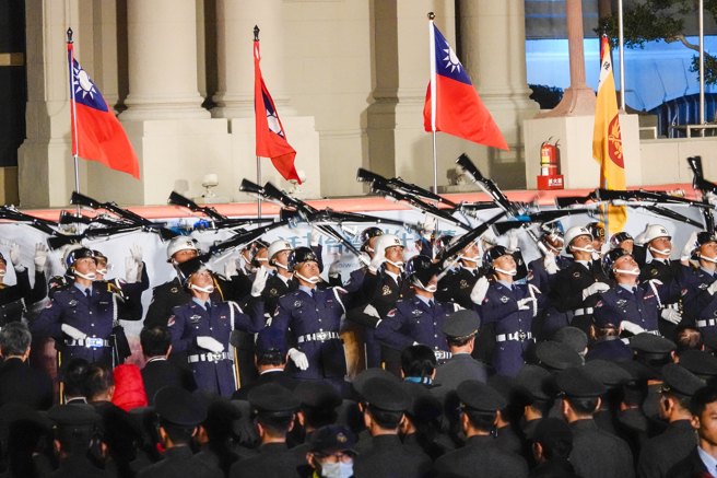 慶祝113年元旦 府前典禮出現「巨幅國旗」 - 政治 - 中時新聞網
