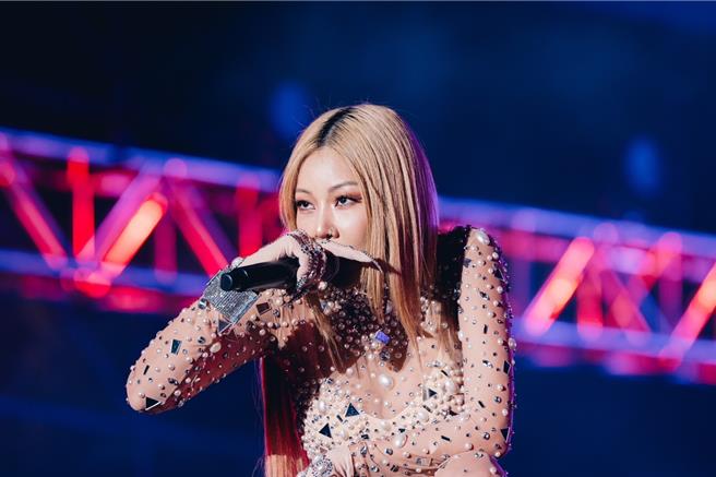 JESSI首次海外跨年吸24萬人朝聖 趁空檔再學「國罵五字經」 - 娛樂 - 中時