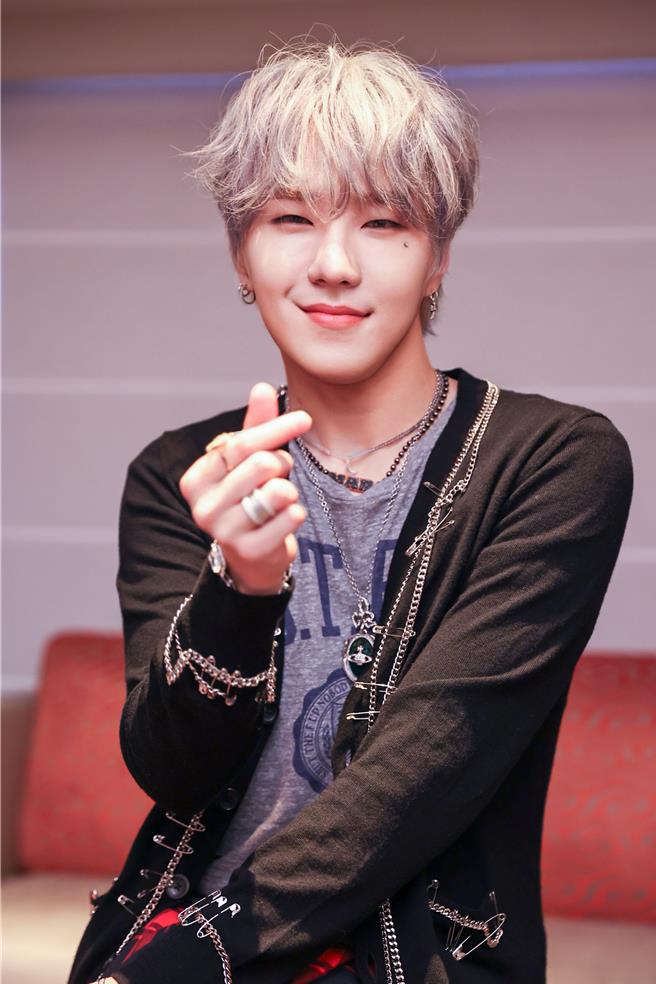 韓歌手BE’O喝手搖飲「愛蘆薈勝珍珠」 首來台喊話讓粉絲濕身 - 娛樂 - 中時