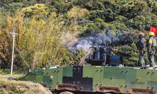 總統官邸鐵衛！憲兵「護衛元首3箭頭」 罕見40榴彈機槍射擊曝光 - 軍事 - 中時新聞網