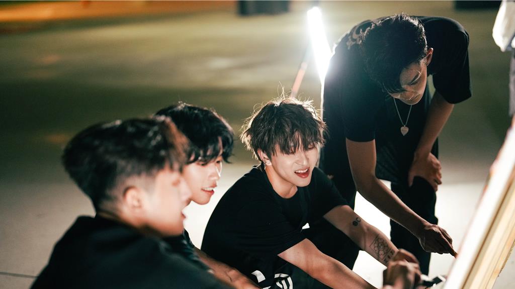 U：NUS浪漫推定情紀念曲〈哈尼〉 現身橋下塗鴉封面獻驚喜 - 娛樂 - 中時