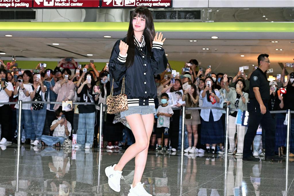 直擊／NewJeans首位來台成員！Danielle大長腿超吸睛 聽粉絲稱讚露羞笑 - 娛樂 - 中時