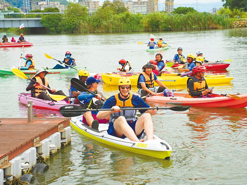 洲美無障礙碼頭 美獨臂球星快樂操舟 - 地方新聞 - 中國時報