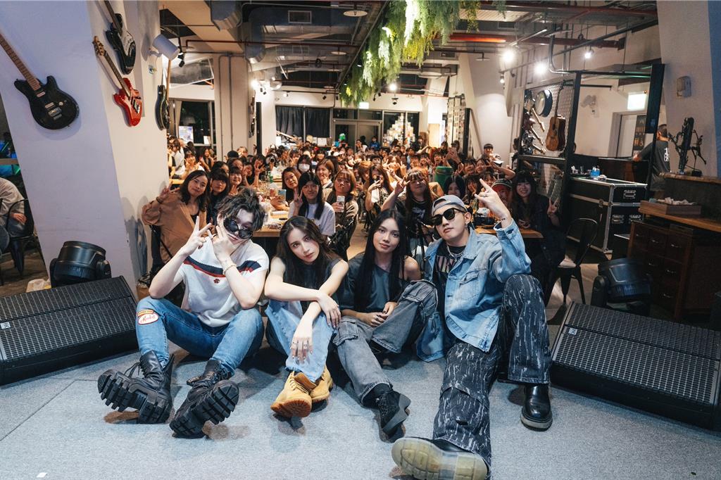 U：NUS吳昱廷、高有翔站台助陣師妹 透露KAXA團名氣派藏商機 - 娛樂 - 中時