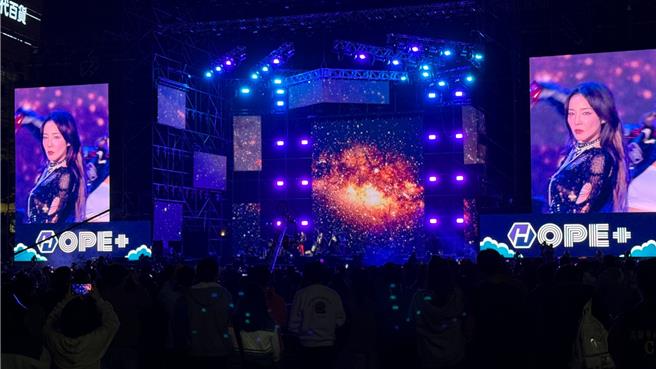 高雄跨年》16萬人擠爆！ 2NE1 DARA嗨唱30分炸翻全場 - 娛樂 - 中時