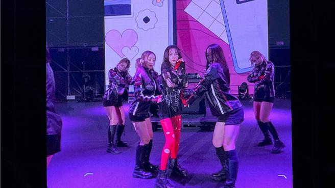 高雄跨年》16萬人擠爆！ 2NE1 DARA嗨唱30分炸翻全場 - 娛樂 - 中時