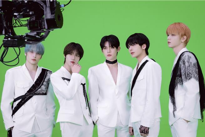 太近了好害羞！TXT首部VR演唱會比第1排更爽「然竣淚痣也超清楚」 - 娛樂 - 中時