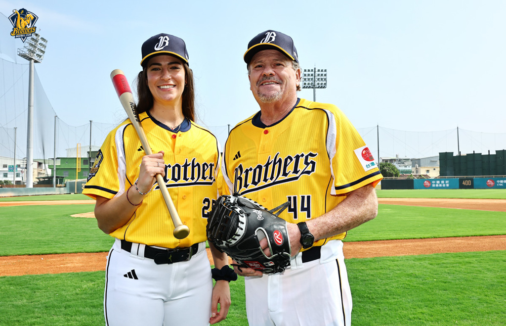 中職》首位女打擊教練莎菈亮相 開訓也入境隨俗拿香拜拜 - 體育 - 中時