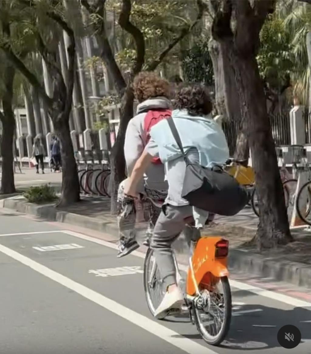高雄驚見YouBike雙載坐菜籃 警方鎖定身分將開罰 - 社會 - 中時