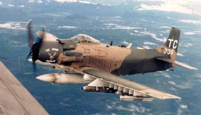 從田野到戰場！AT-802農用飛機變身OA-1K「天襲者2式」攻擊機 - 軍事 - 中時新聞網