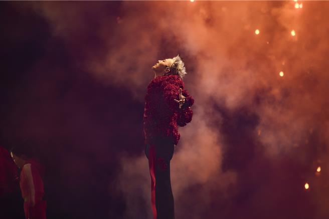 首爾直擊》GD零下開唱「巡場讓粉摸透透」！演唱會收入捐助火燒山重建 - 娛樂 - 中時