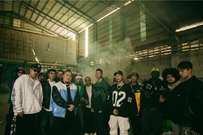 頑童MJ116嗨喊：兄弟們要進城！ 大淵驚險曝拍MV差點磨到背 - 華人星光 - 中時