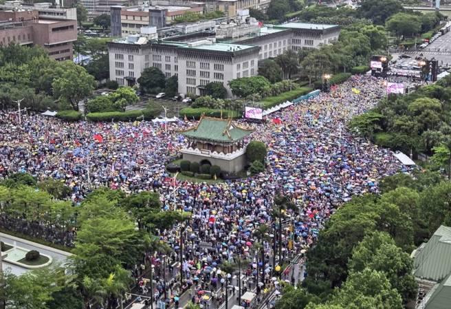 青鳥嗆「426下雨難破5千」 超過1人請1份雞排 結局慘了 - 政治 - 中時新聞網