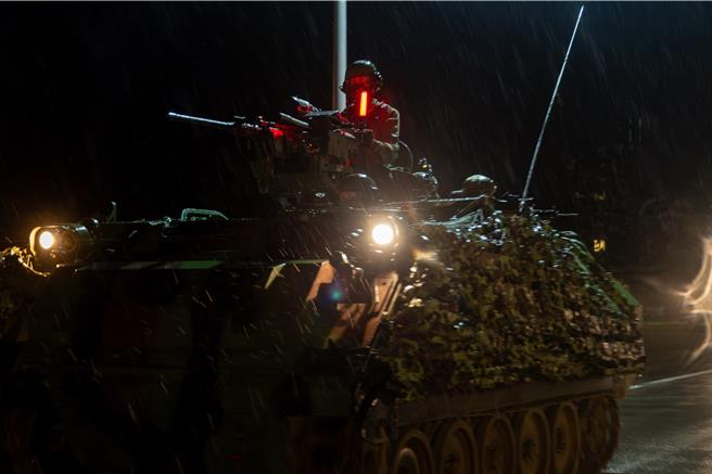 漢光41》澎湖反特攻應援作戰 甲車深夜機動增援 - 軍事 - 中時