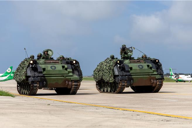 裝甲車殺入馬公機場 漢光41號演習反機降操演 - 軍事 - 中時