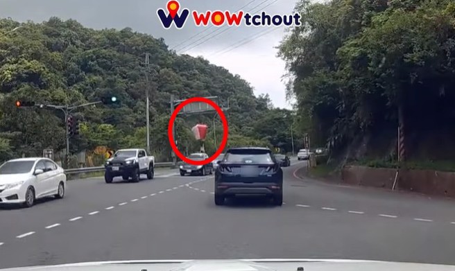 行經平溪遇天燈「墜落」擋路 駕駛痛批：該禁止了吧！ - 社會 - 中時新聞網