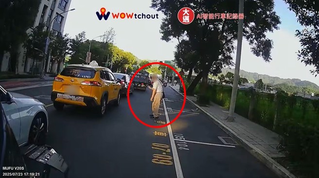 老伯衝上馬路攔小黃害追撞 一度想逃辯「你們騎車太近」 - 社會 - 中時新聞網