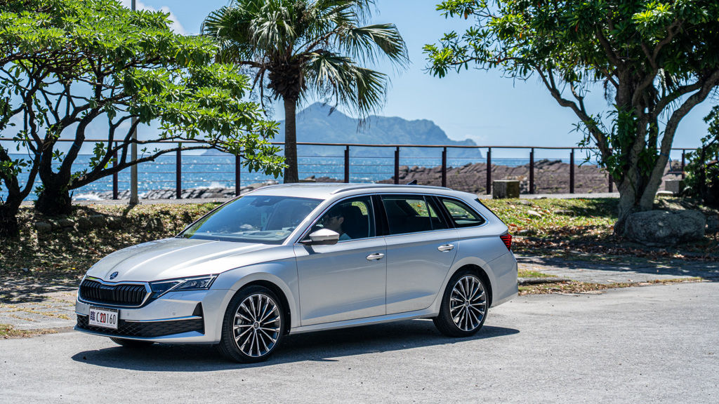 是硬湊？還是真有市場空缺？｜Škoda Octavia Combi 4x4 2.0 TSI 試駕