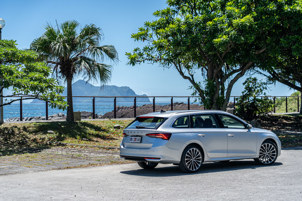 是硬湊？還是真有市場空缺？｜Škoda Octavia Combi 4x4 2.0 TSI 試駕