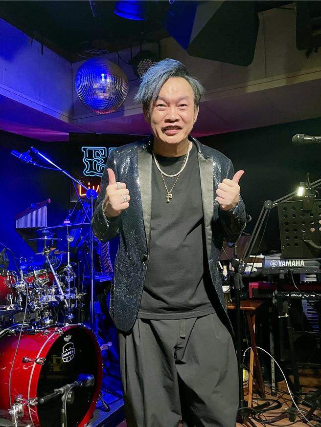 直擊》康康娛親88歲爸媽！EZ5開唱曝「前進小巨蛋」心願 - 娛樂 - 中時