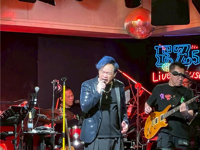 直擊》康康娛親88歲爸媽！EZ5開唱曝「前進小巨蛋」心願 - 娛樂 - 中時