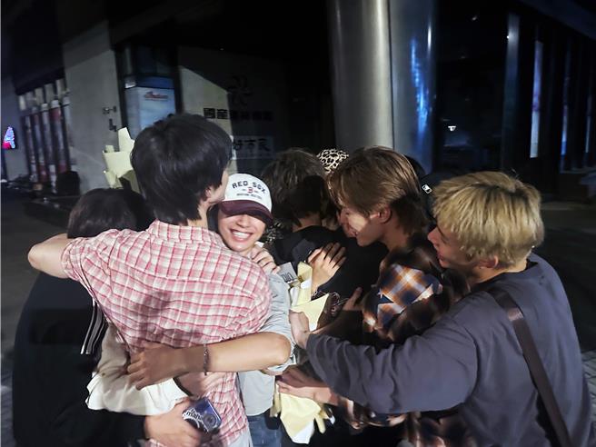 BL剧《转过头》杀青秒落泪！F.F.O、ARKis凌晨4点惊喜应援 - 娱乐 - 中时