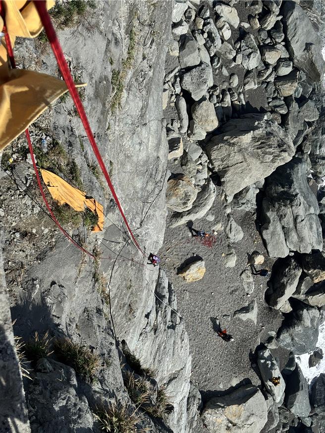花蓮象鼻隧道傳意外！16人垂降海灘戲水 1女遭浪捲走OHCA、4人受困獲救 - 社會 - 中時
