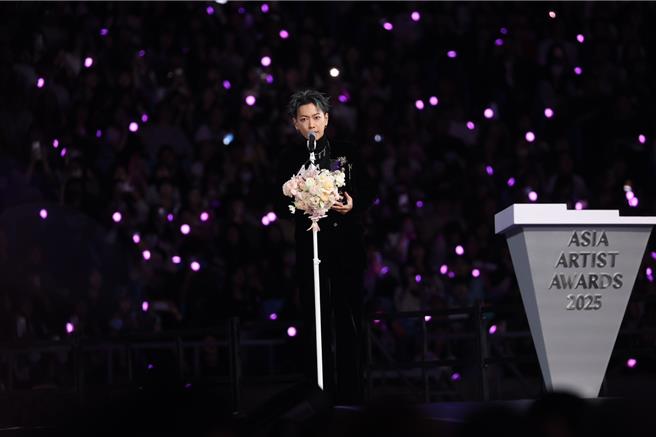 AAA》 IU夺奖甜笑撂中文谢台粉 和朴宝剑《苦尽柑来》获封最佳CP - 娱乐 - 中时