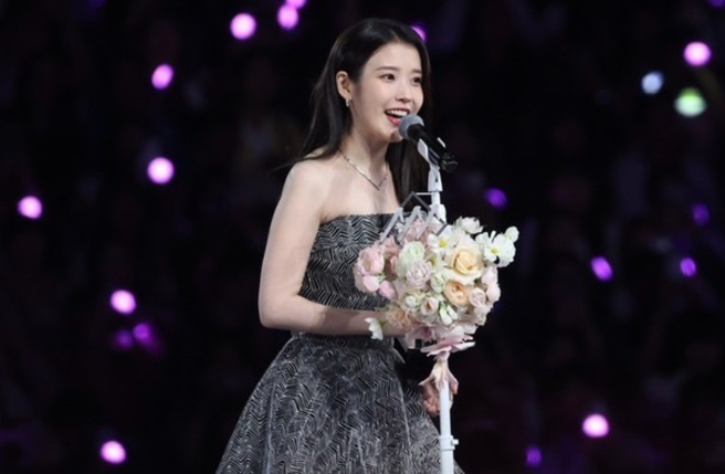 AAA》IU大奖多到拿不住！传奇女歌手、年度演员全包了 - 娱乐 - 中时新闻网
